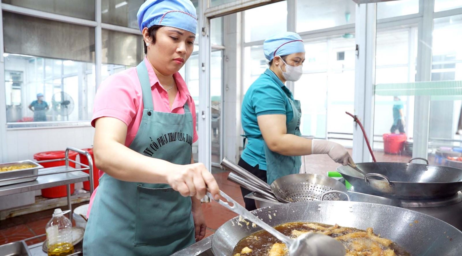 Câu chuyện về người phụ nữ giữ hồn bữa cơm thợ lò